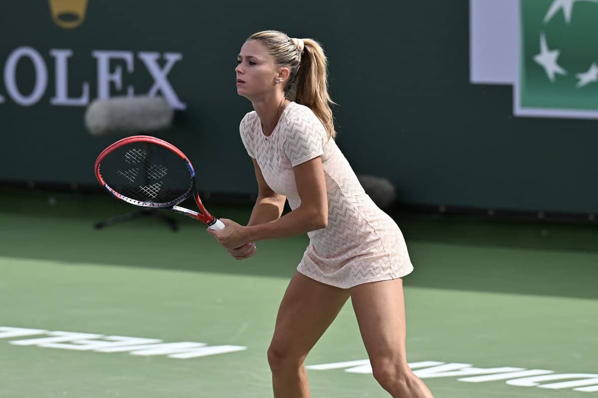 Camila Giorgi sfoggia un abito rosso pre-natalizio - Il Tennis Italiano