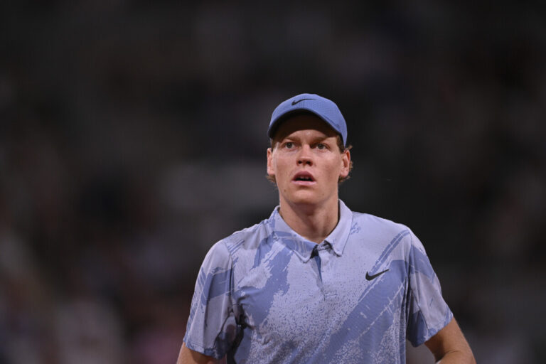 Dramma Sinner al Roland Garros: malore e crampi per l'azzurro ...